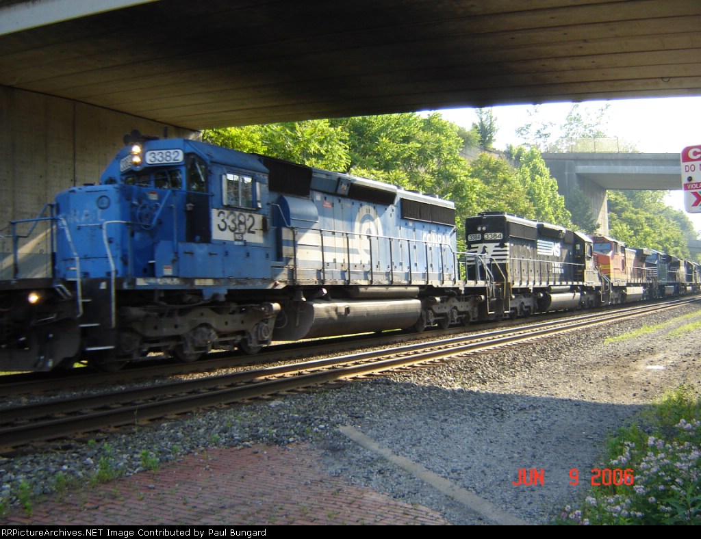 NS 3382 SD40-2 Lead NS 3384 SD40-2 BNSF 4829 C44-9W NS 7515 ES40DC 4 of 7 Units 06/09/2006